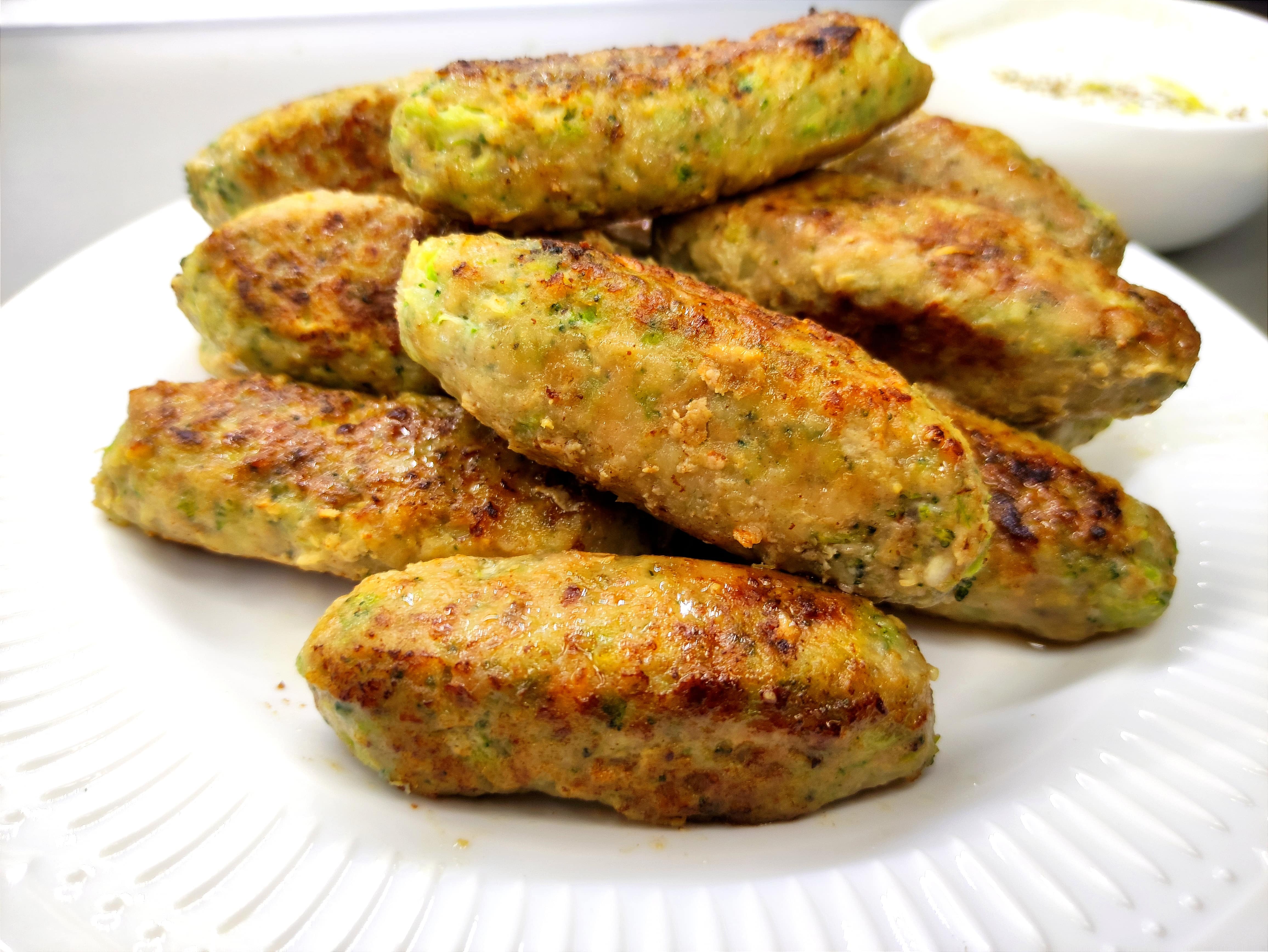 Котлеты с брокколи и йогуртным соусом